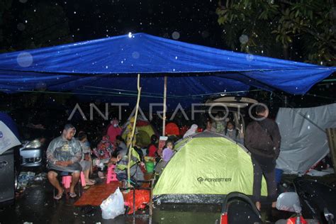TEMPAT PENGUNGSIAN KORBAN GEMPA BUMI ANTARA Foto