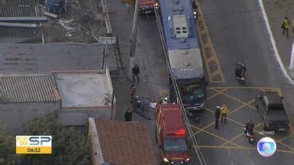 V Deo Acidente Entre Moto E Nibus Deixa Motociclista Morto Na Zona