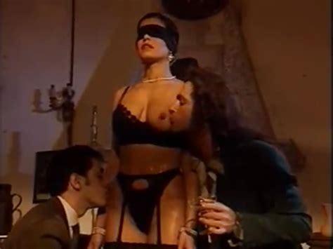Salope aux yeux masqués suce et se fait prendre Pornodrome tv