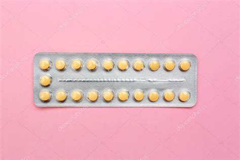 Blister con píldoras anticonceptivas sobre fondo de color 2023