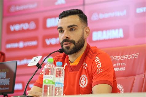 Bruno Henrique é apresentado como reforço pelo Inter