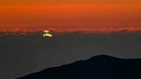 Destaque Da Nasa Sol Emitindo Luz Verde A Foto Astron Mica Do Dia