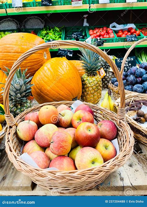 Mercado De Frutas Con Frutas Y Verduras Frescas De Distintos Colores