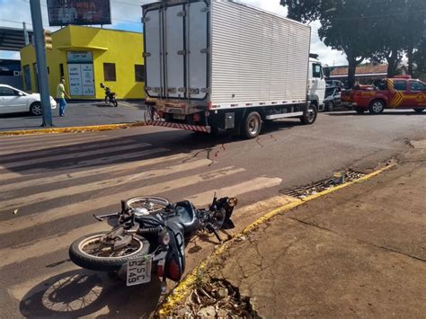 Acidente entre moto e caminhão deixa mulher em estado gravíssimo na