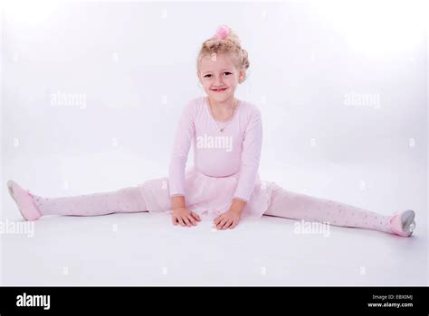 Petite fille les jambes écarté Banque de photographies et dimages à