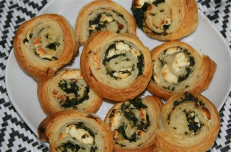 Ślimaczki z ciasta francuskiego ze szpinakiem i serem feta