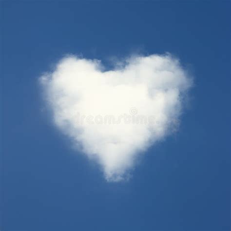 Het Hart Vormde De Romantische Wolk Van De Liefde In Blauwe Hemel Stock