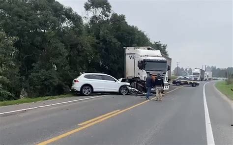 Duas pessoas ficam feridas em acidente entre carros e caminhão na