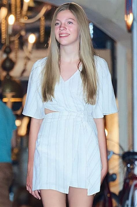 Infanta Sofia Gaya Model Pakaian Korea Wanita Cantik Wanita