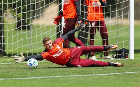 Ederson é cortado da Seleção e Diniz convoca Bento goleiro do Athletico PR