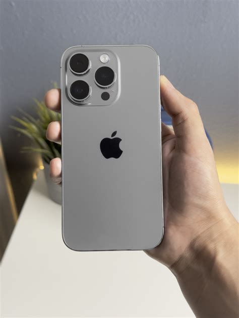 Trên tay iPhone 15 Pro Max màu xanh sang chảnh