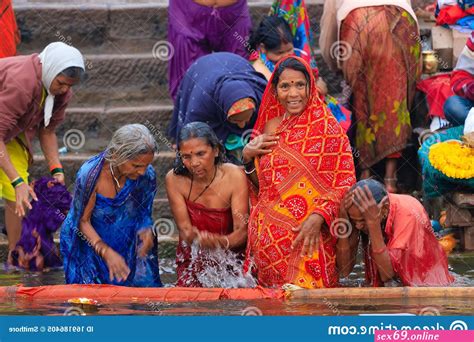 Desi Aunty Open Bathing In Gange Sexy Photos