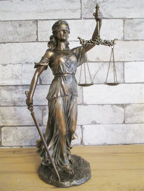 Römische Justitia mit Schwert Waage Göttin der Justiz Anwalt Lawer