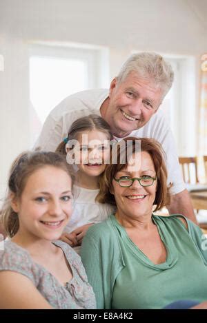 Retrato niña con los abuelos en el salón como la madre beso y abrazar