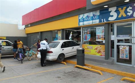 Confunde Freno Con Acelerador Y Termina Dentro De Tienda