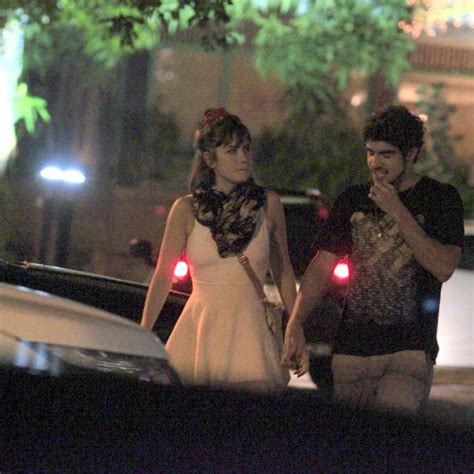 Ao sairem de restaurante Caio Castro e Maria Casadevall são flagrados