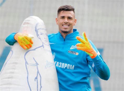 Vasco faz oferta por goleiro convocado pela Seleção e adota tom