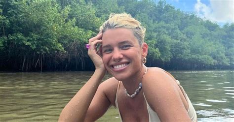 De biquíni mínimo Bruna Linzmeyer joga pernas para o ar em pose ousada