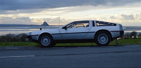 Le Val Saint Père Manche un rassemblement de DeLorean la mythique