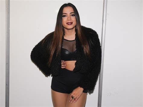 EGO Anitta ignora o frio e usa pouquíssima roupa em show em São Paulo