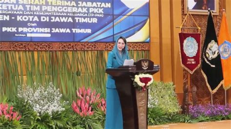 7 Potret Arumi Bachsin Lantik Pejabat PKK Emil Tampil Mesra