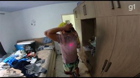 Vídeo mostra rendição de homem que matou esposa e sogra a facadas após