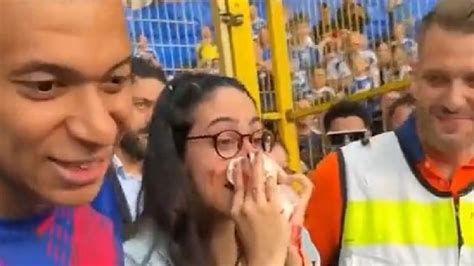 Kylian Mbappé le rompió la nariz a hincha con un pelotazo en