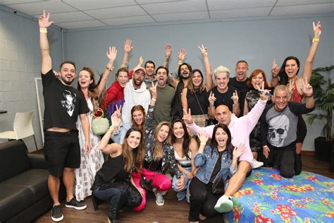 Celebridades marcam presença em show de 25 anos do Jota Quest no Rio