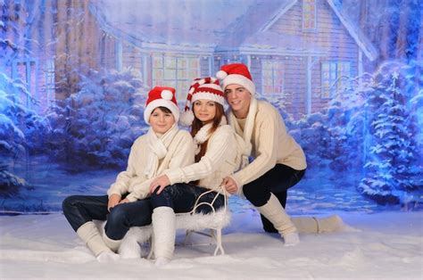 Retrato De Una Familia Celebrando La Navidad Juntos Foto Premium
