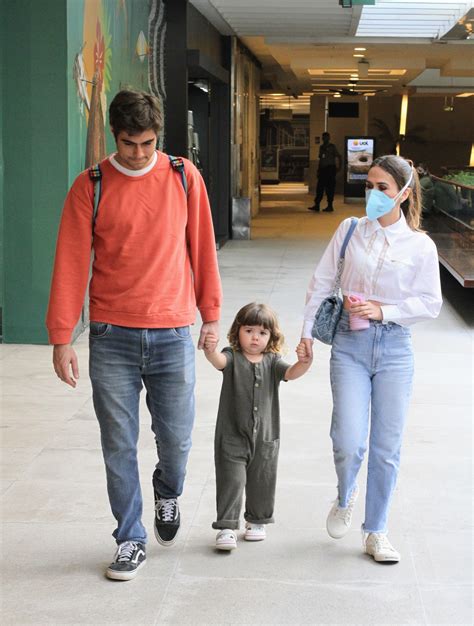 Rafael Vitti E Tata Werneck Curtem Passeio A Filha Clara Maria