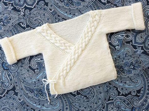 Strickanleitung Wickeljäckchen und Mütze für Babys 0 bis 6 Monate Gr