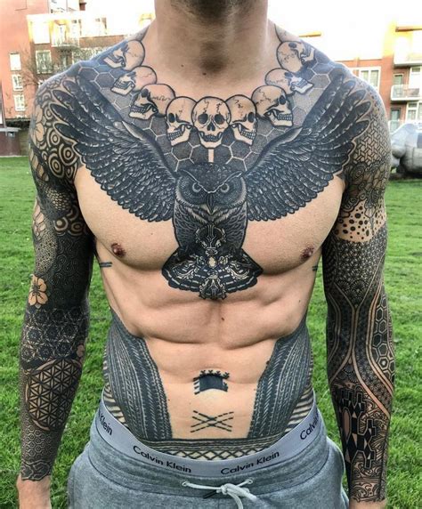 Tatuagem no peito para homens 86 fotos esboços e significados para