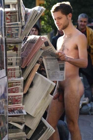 beauté des hommes nus aller acheter le journal nu