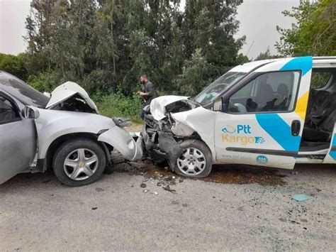 Otomobil İle Hafif Ticari Araç Kafa Kafaya Çarpıştı 2 Yaralı