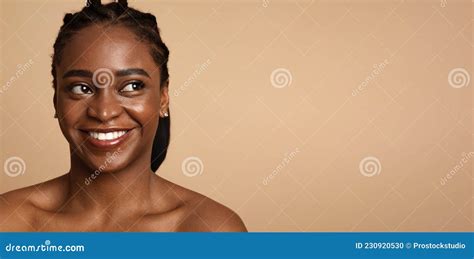 Retrato De Una Mujer Negra Desnuda Mirando El Espacio De Las Copias