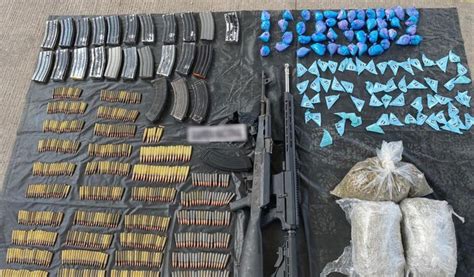 En Michoacán Guardia Nacional asegura vehículo con armamento y dosis
