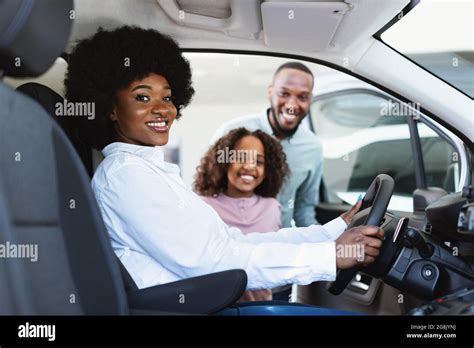 Essai Routier Femme Noire Assise Sur Le Siège Conducteur Dune Voiture Neuve Choisissant Le