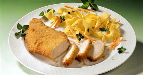 Hähnchenschnitzel mit Möhrennudeln Rezept EAT SMARTER