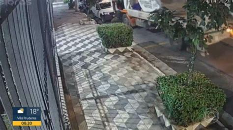 VÍDEO Caminhão desgovernado atinge três carros e poste na Zona Sul de