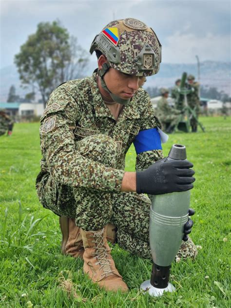 Colombia entrena a su Infantería de Marina en el uso de morteros de 120