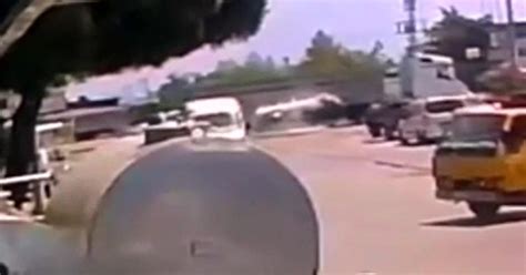 Aydın da meydana gelen trafik kazasında otomobil yan yattı polis tır