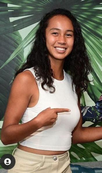Pretty Leylah Fernandez With A Glimpse Of Her Soft Midriff R Girlstennis