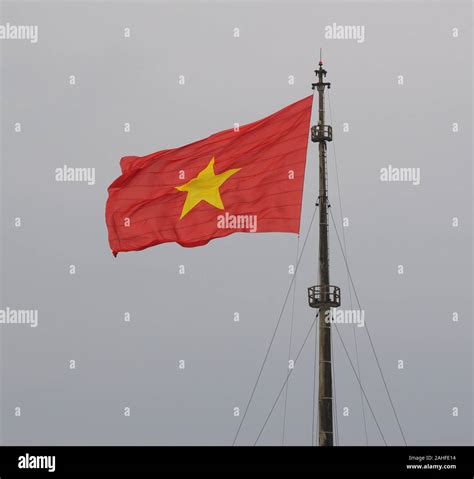 Top 94 Wallpaper Bandera Roja Con Una Estrella Amarilla Superb