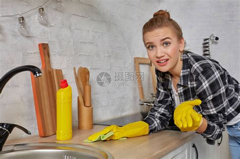手部清洁年轻的家庭主妇在厨房里洗水槽戴着黄色清洁橡胶手套的年轻女子高清图片下载 正版图片505847595 摄图网