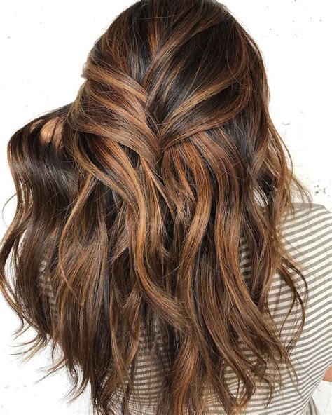 Dark Brown Hair with Caramel Highlights Peinado fácil Cortes de