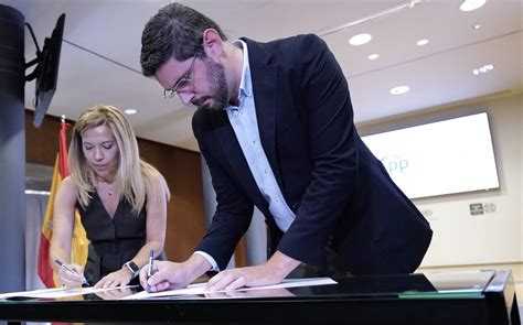 El PP y Vox firman el acuerdo del gobierno de coalición en Aragón sin
