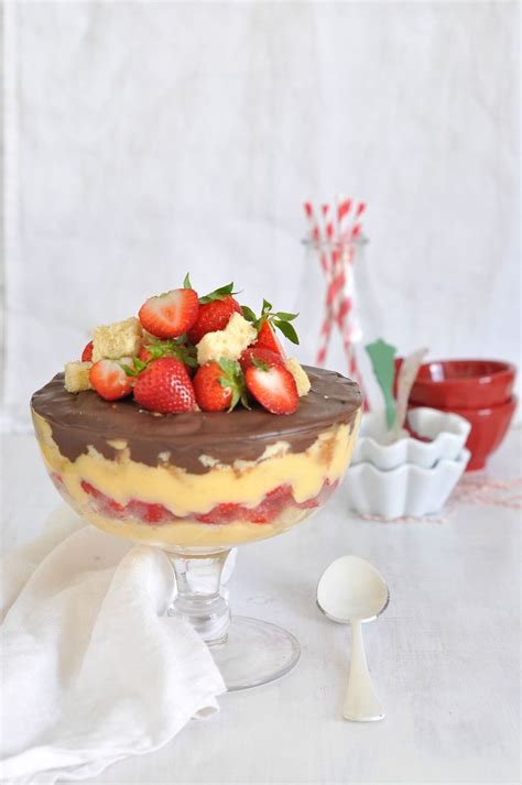 Trifle de natillas y fresas Fresas con chocolate Natillas Postres fríos