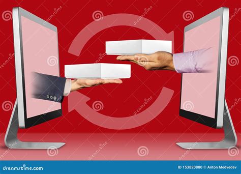 Concepto Del Comercio Electr Nico Dos Manos De Los Ordenadores Mano