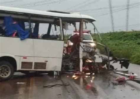 Acidente gravíssimo entre micro ônibus e caminhão deixa 9 mortos