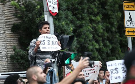 Ato na Av Paulista contra aumento da tarifa FOTOS fotos em São